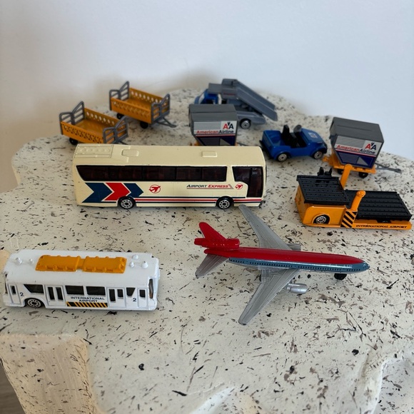 Redbox | Toys | Rare Vintage 98 Diecast Redbox Airport Incomplete ...